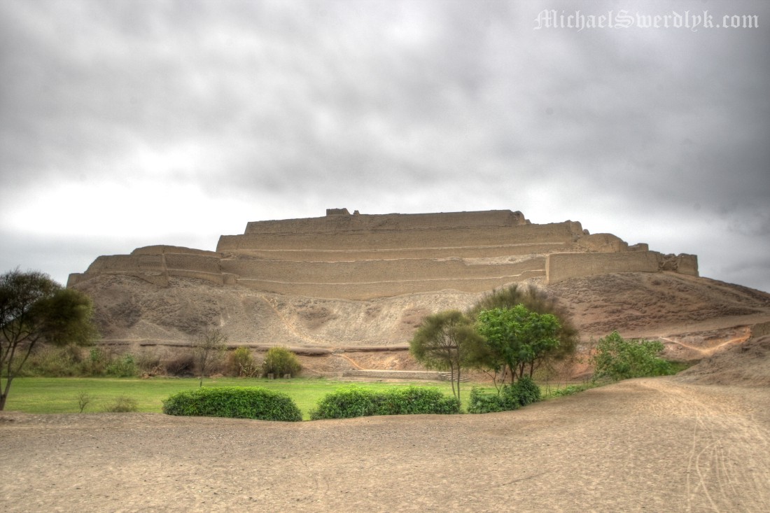 Chimu Fortaleza from below